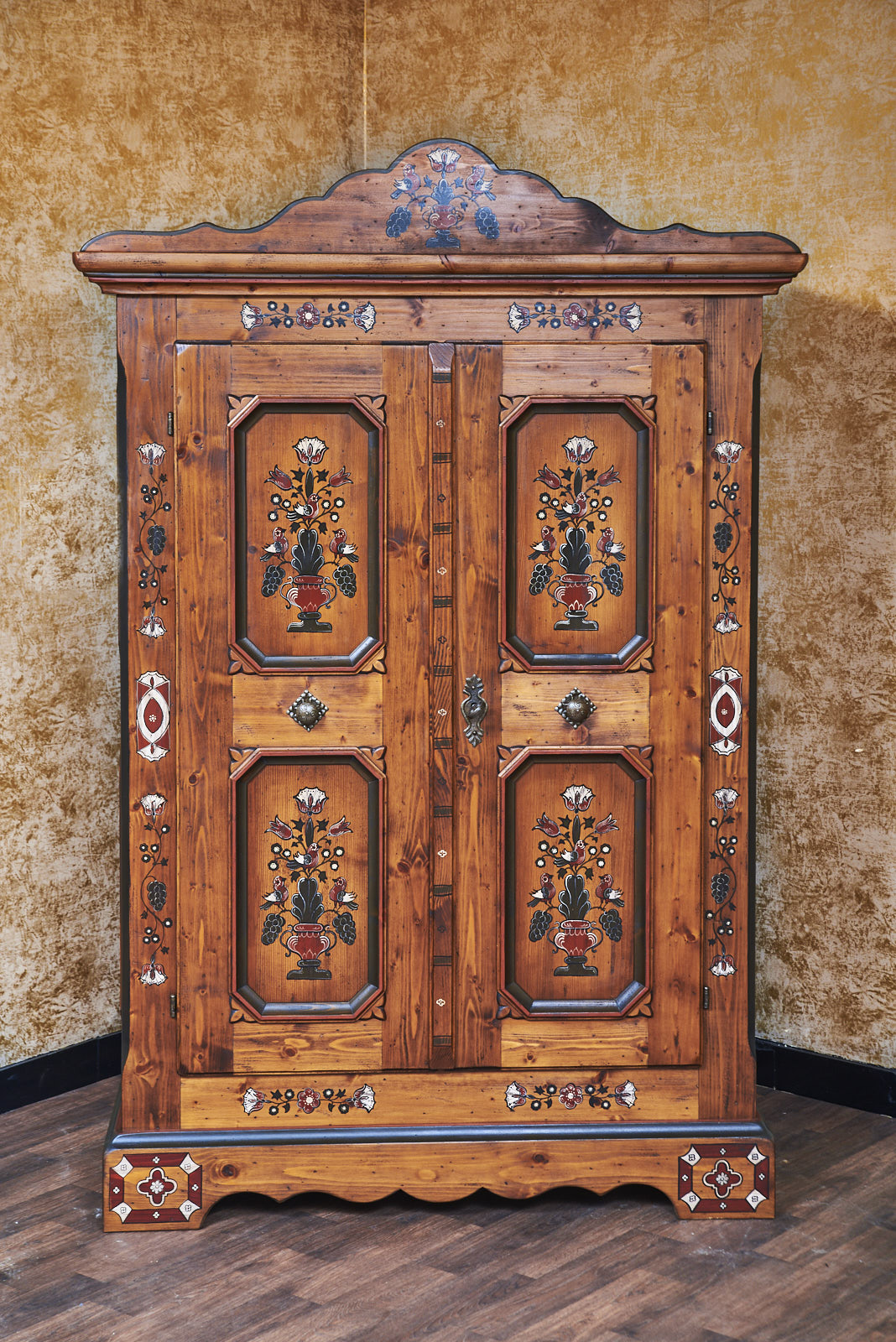 Voglauer Anno 1700 Antik Handbemalt Bauernschrank Dielenschrank ...